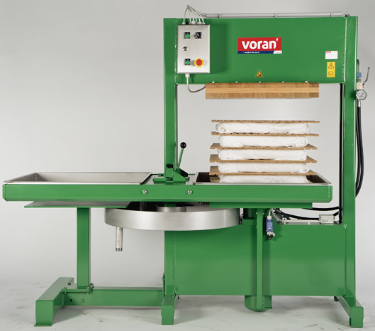 Packing presses with rotating trays, Voran