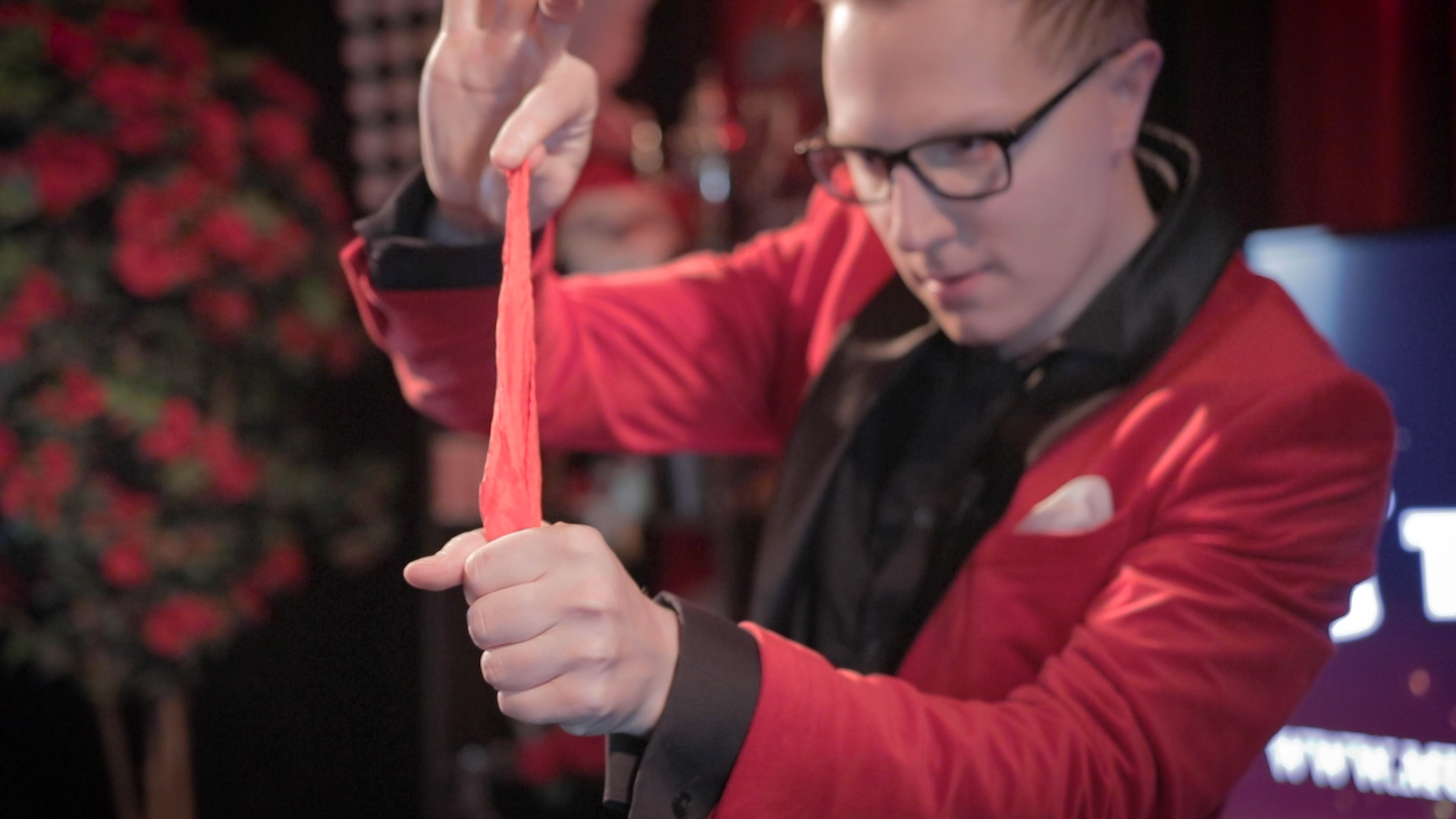 HÄMMASTAV KADUV RÄTIK – MUSTKUNSTITEATER