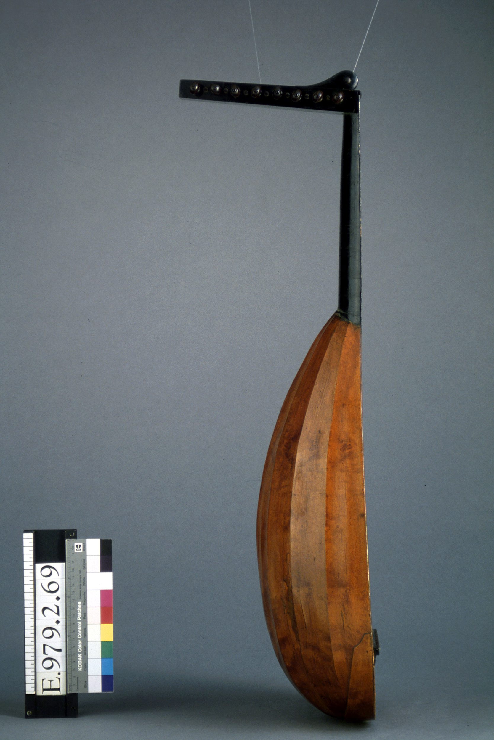 Jadran Duncumb playing our new lute. – Larstorressen