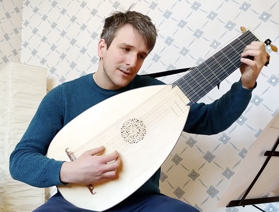 Jadran Duncumb playing our new lute. – Larstorressen