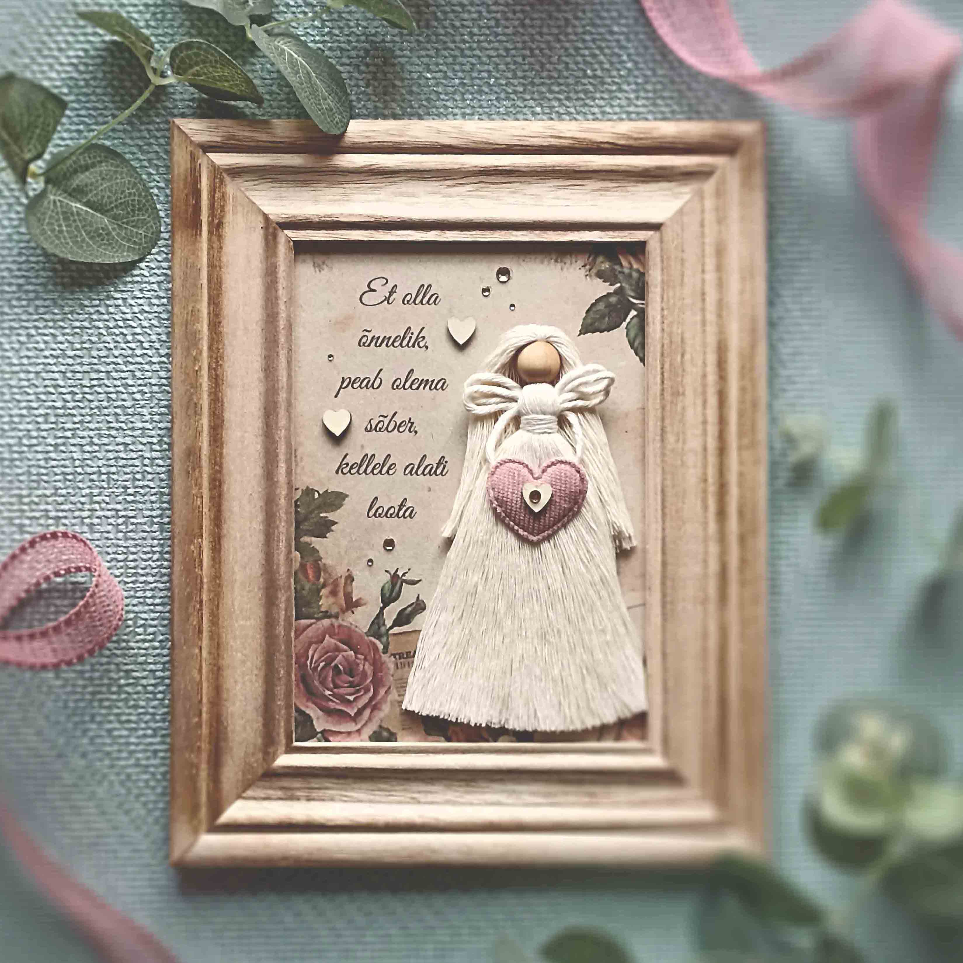 Poho.ee – Kingitus sõbrapäevaks Makramee ingel puidust raamis