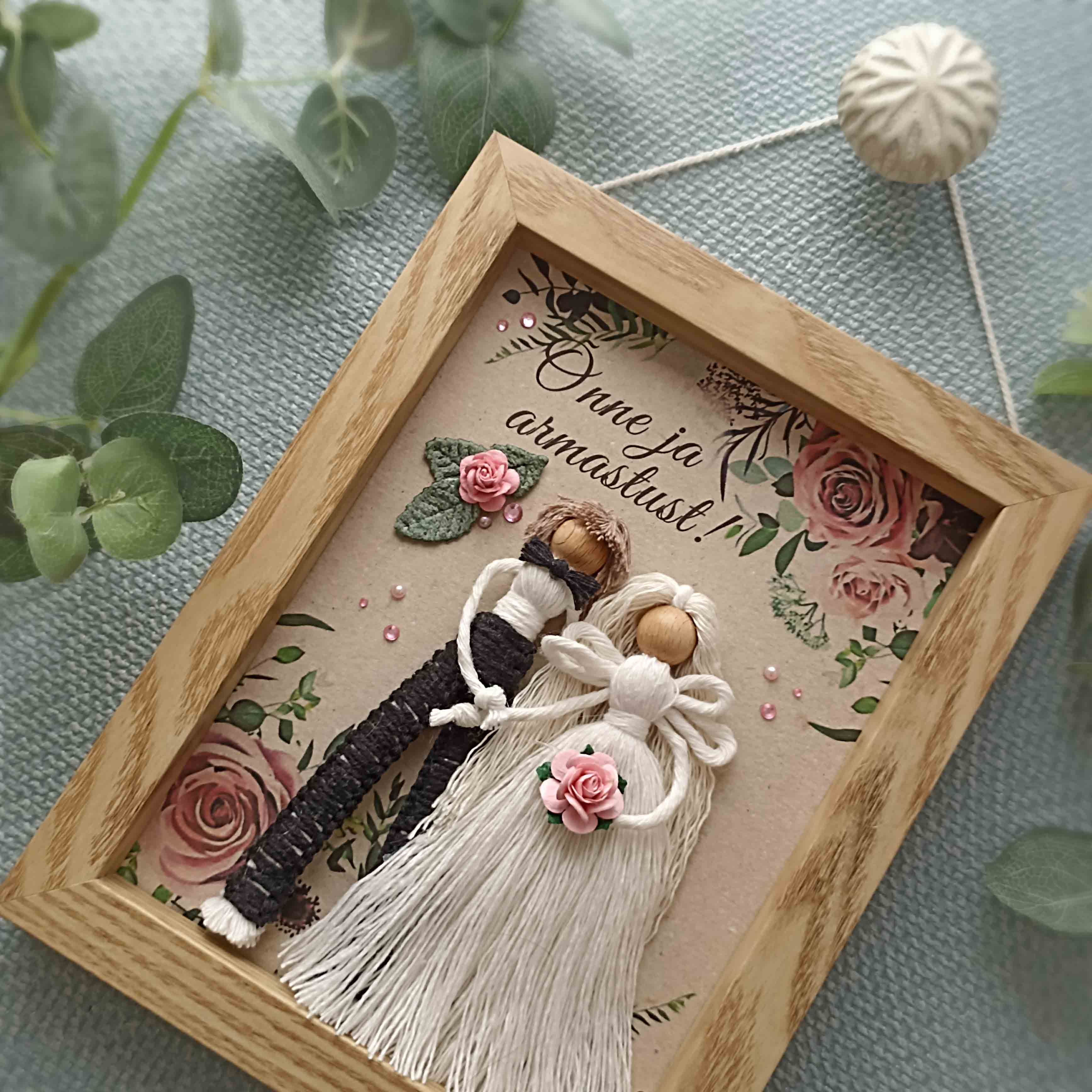 Poho.ee – KINGITUS PULMADEKS Makramee pruutpaar pruunis raamis