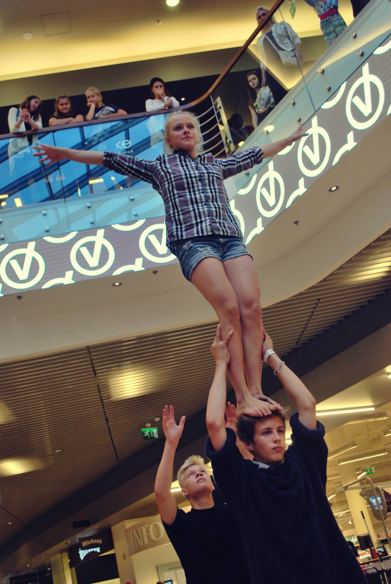 Tsirkuse numbrid – OMAtsirkus / Akrobaatika Kool